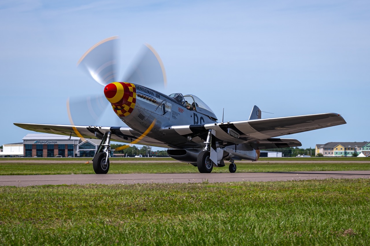 ScaleWings Takes New SW-51 Mustang in Aerobatic Lap Around the Patch ...